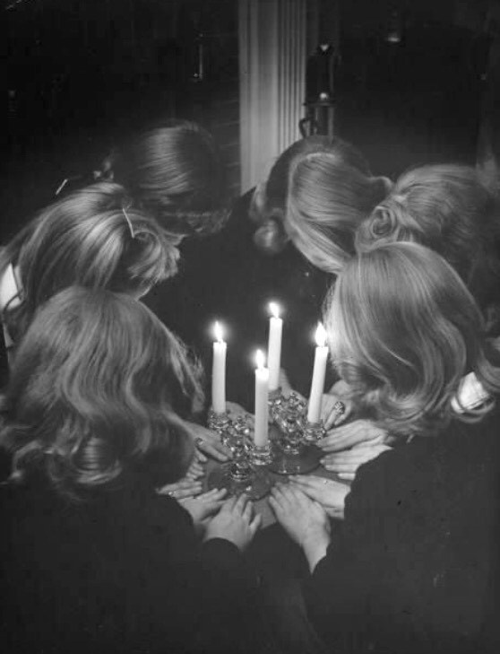 Hosting A Séance, Victorian-Style – Trish Lundy